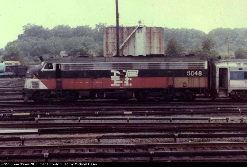 MNCR FL-9 #5048 sits in the yard.